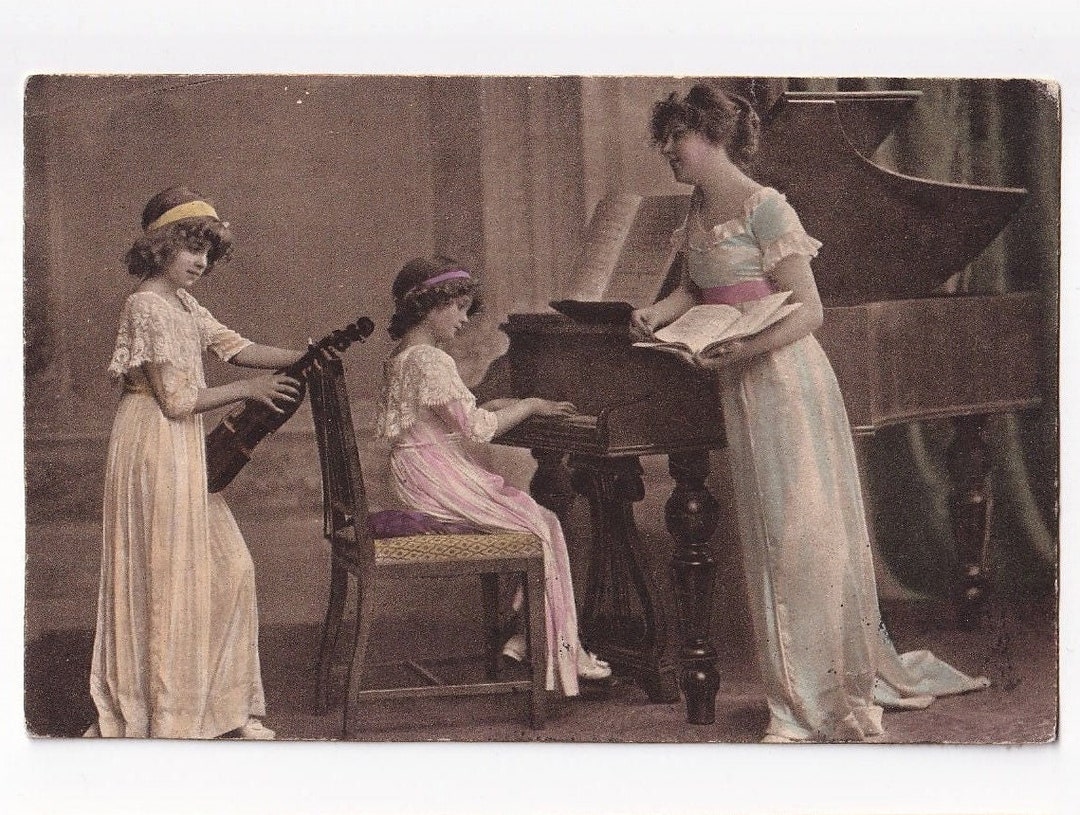 Mother and Daughters wally and Grete, Hanni Reinwald Playing Music at ...