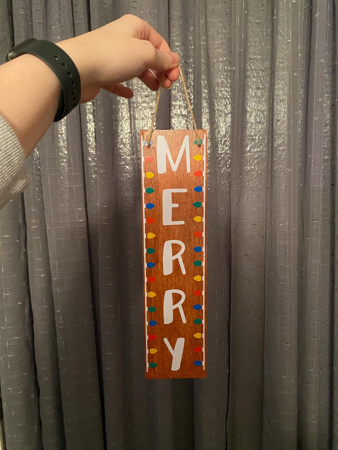 Merry Vertical Wooden Sign With String Lights – Orangey Red With Twine ...