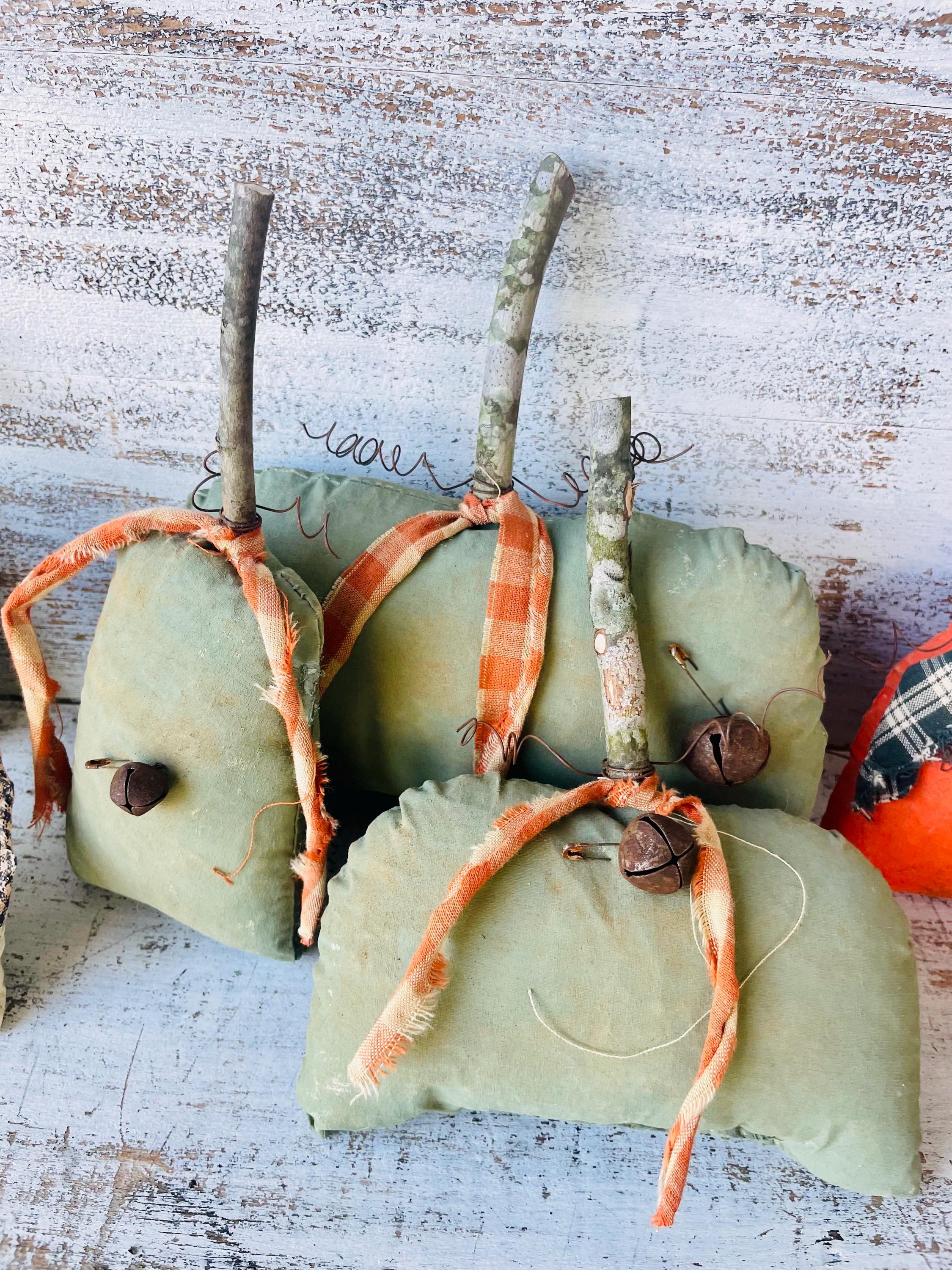 Primitive and Rustic Handmade Fabric Pumpkins With Homespun Bow - Etsy