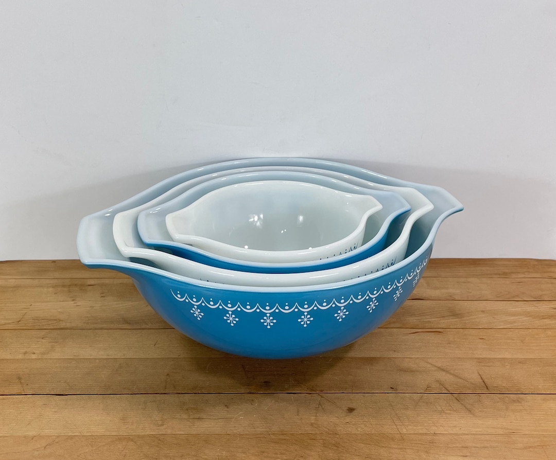 Pyrex Snowflake Blue Garland 4 Bowl Cinderella Style Nesting Bowl Set ...