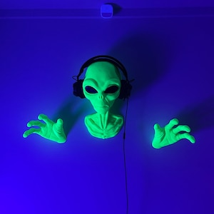 Alien Wall Art, Alien Wall Decor, Tech Accessories, Man Cave Alien Art ...