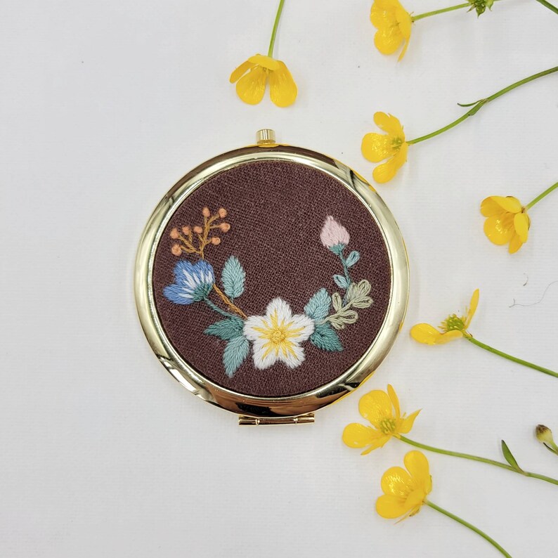 Compact Mirror Hand Embroidered Makeup Compact Mirror Daisy - Etsy