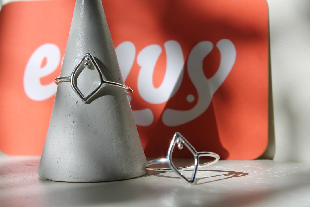 Divine Ring in .925 Sterling Silver / Vulva Ring / Yoni Ring / Handmade Vulva Jewelry / Delicate ...