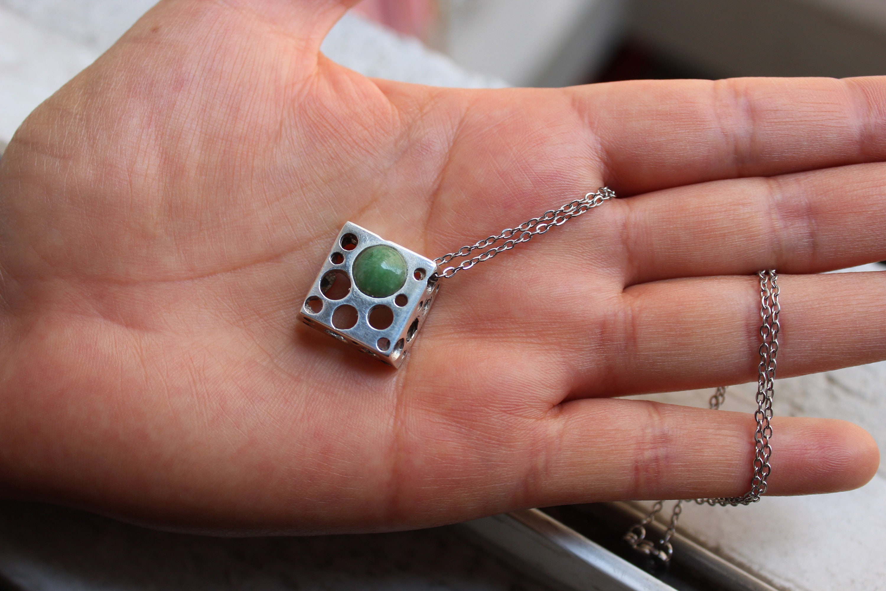 Colgante de jade, colgante cuadrado, joyas de jade, joyas minimalistas ...