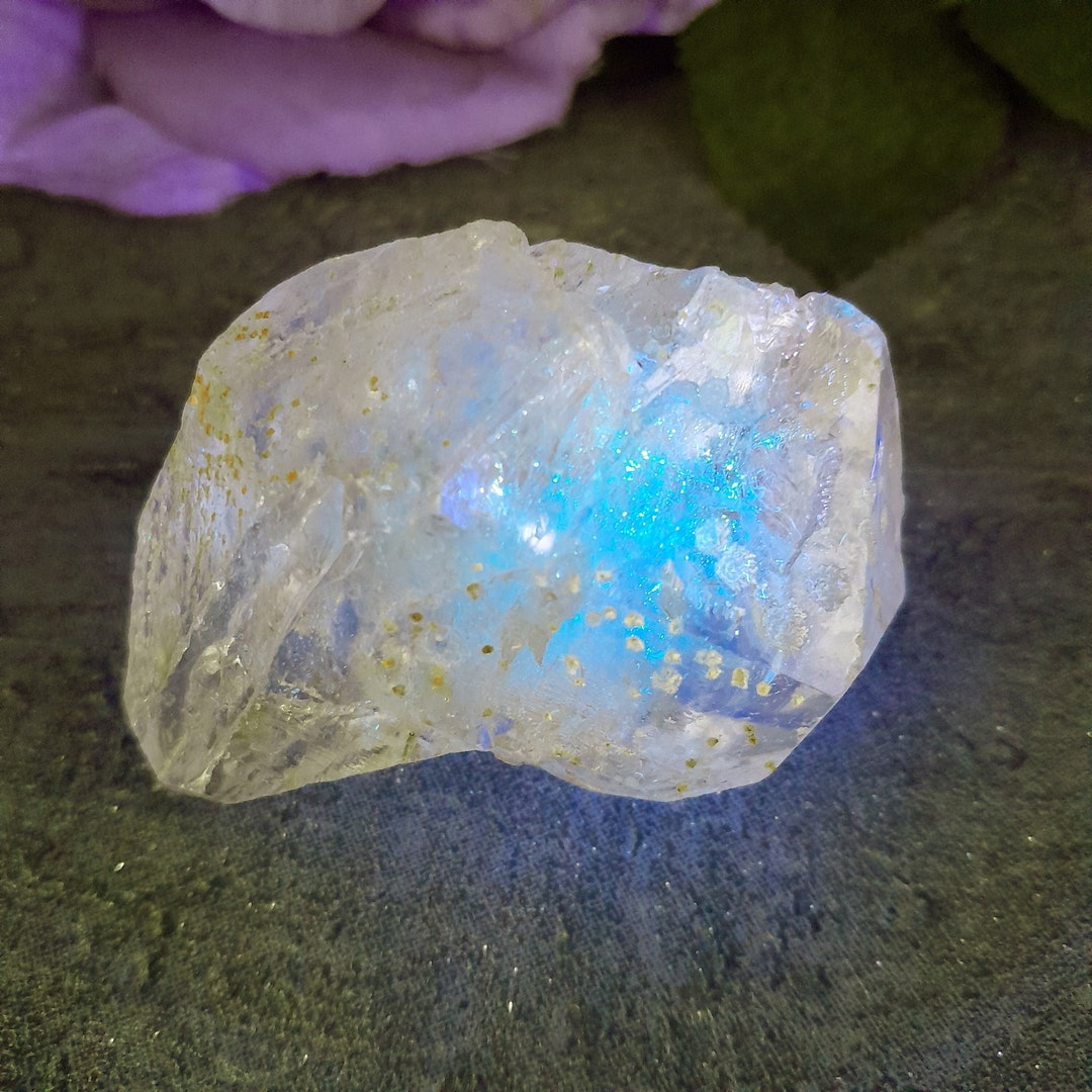 Natural UV Reactive Quartz - Fluorescent Pakimer Diamond - Petroleum ...