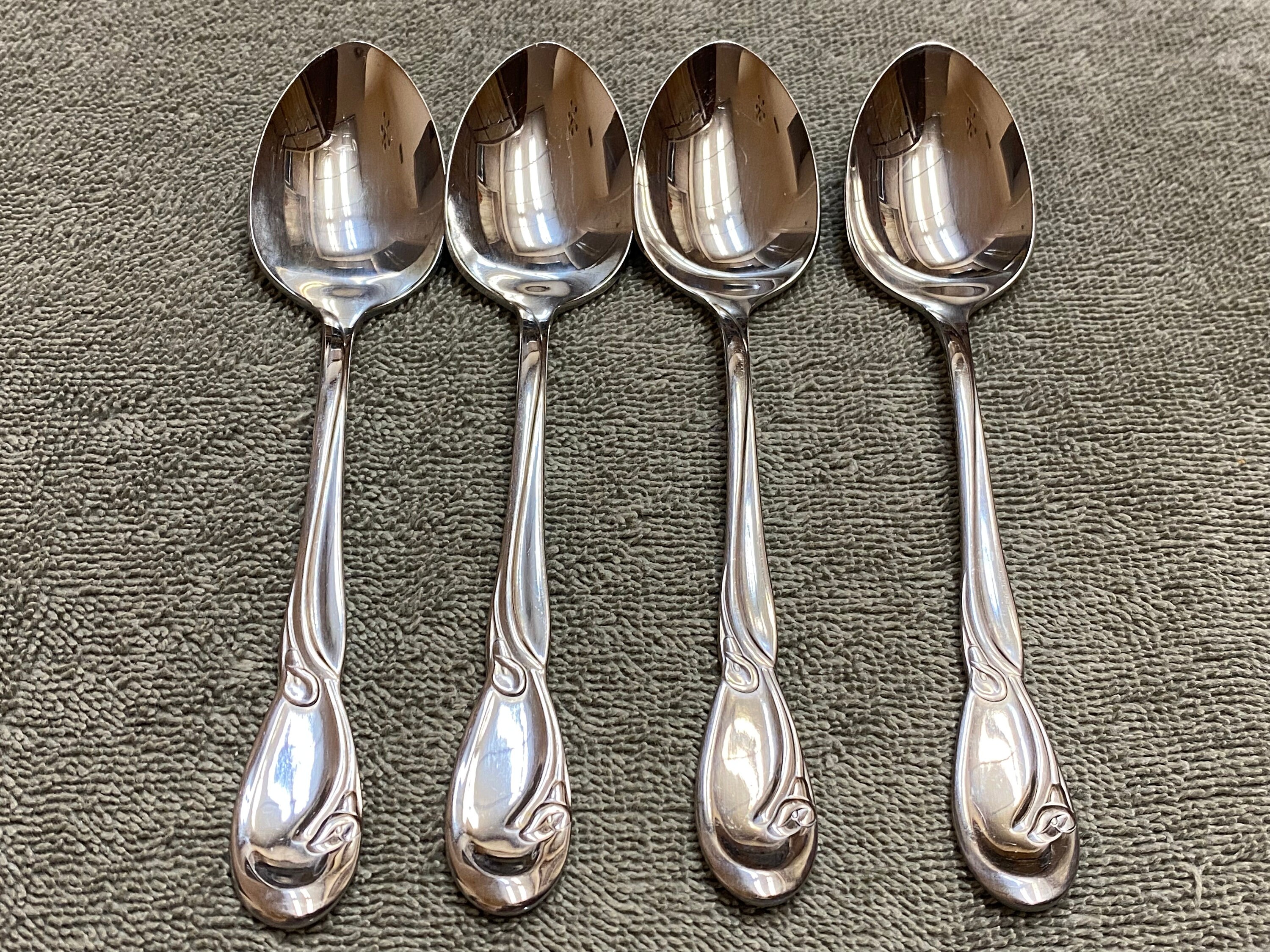 Deluxe Stainless Flatware Silverware You Choose Oneida Calla Lily