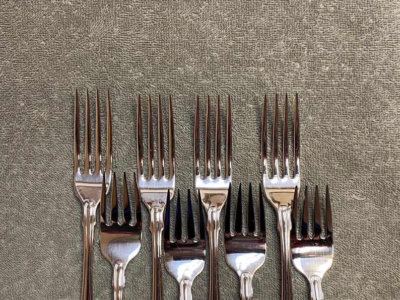 Oneida Classic Shell Heirloom Stainless Flatware 20 Piece Set - Etsy