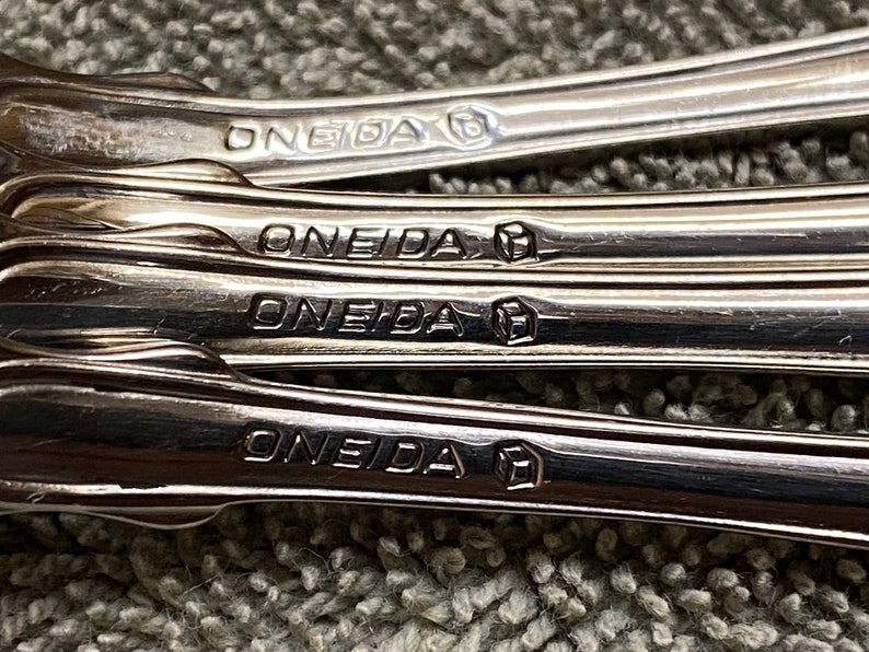 Oneida Classic Shell Heirloom Stainless Flatware 20 Piece Set - Etsy