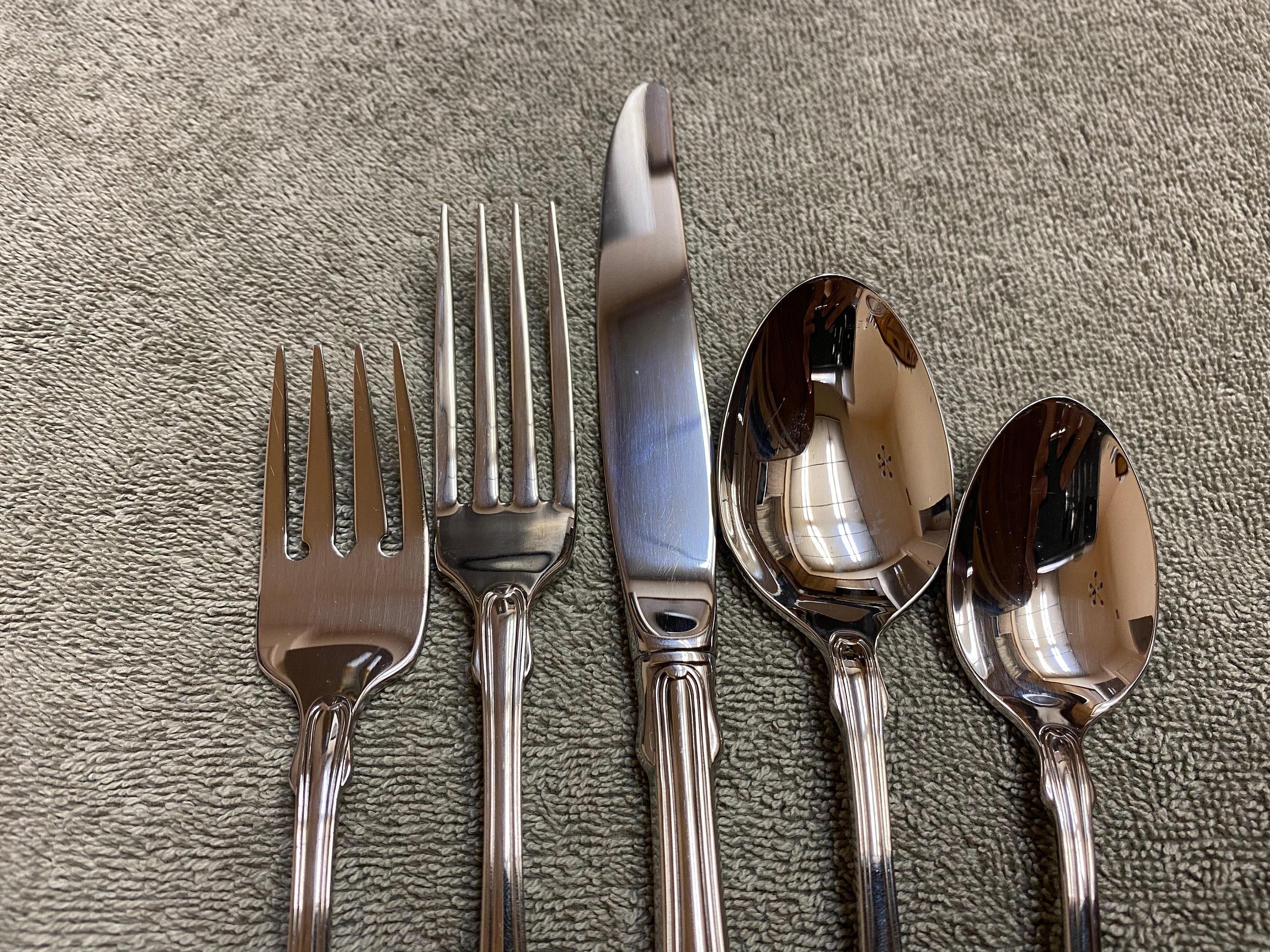 Oneida Classic Shell Stainless Steel Flatware One-5 Pc Place Setting ...