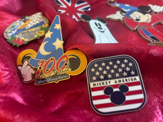 8 MICKEY MOUSE Disney PINS + 1 Mickey Mouse Pendent &… - Gem