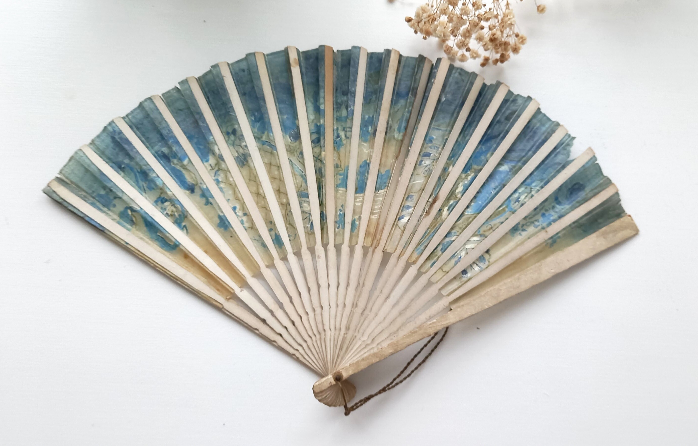 Vintage Fan ~ 1950's Hand Painted Paper Hand Fan ~ Blue and White With ...
