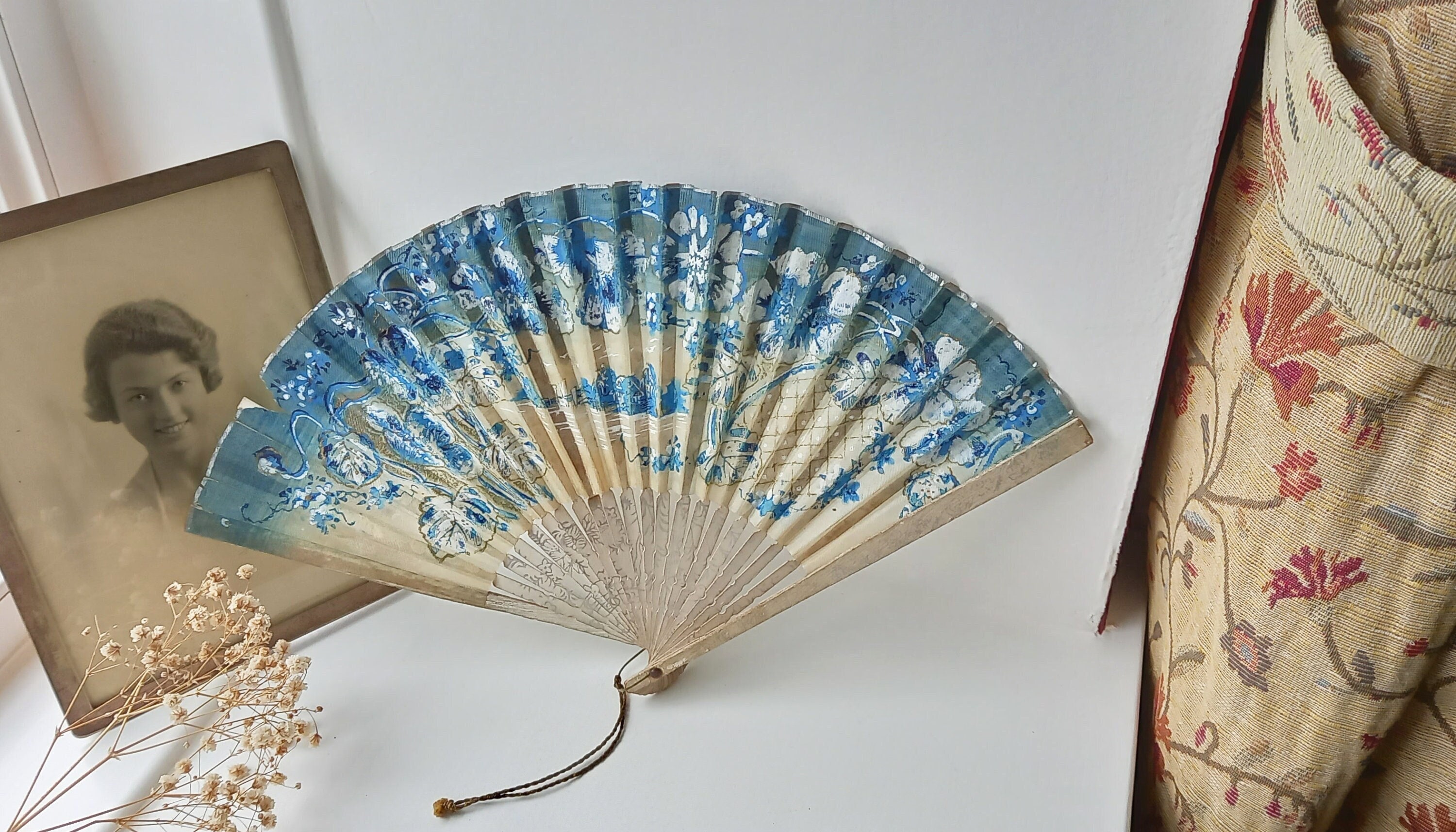 Vintage Fan 1950's Hand Painted Paper Hand Fan Blue and White With Gold ...