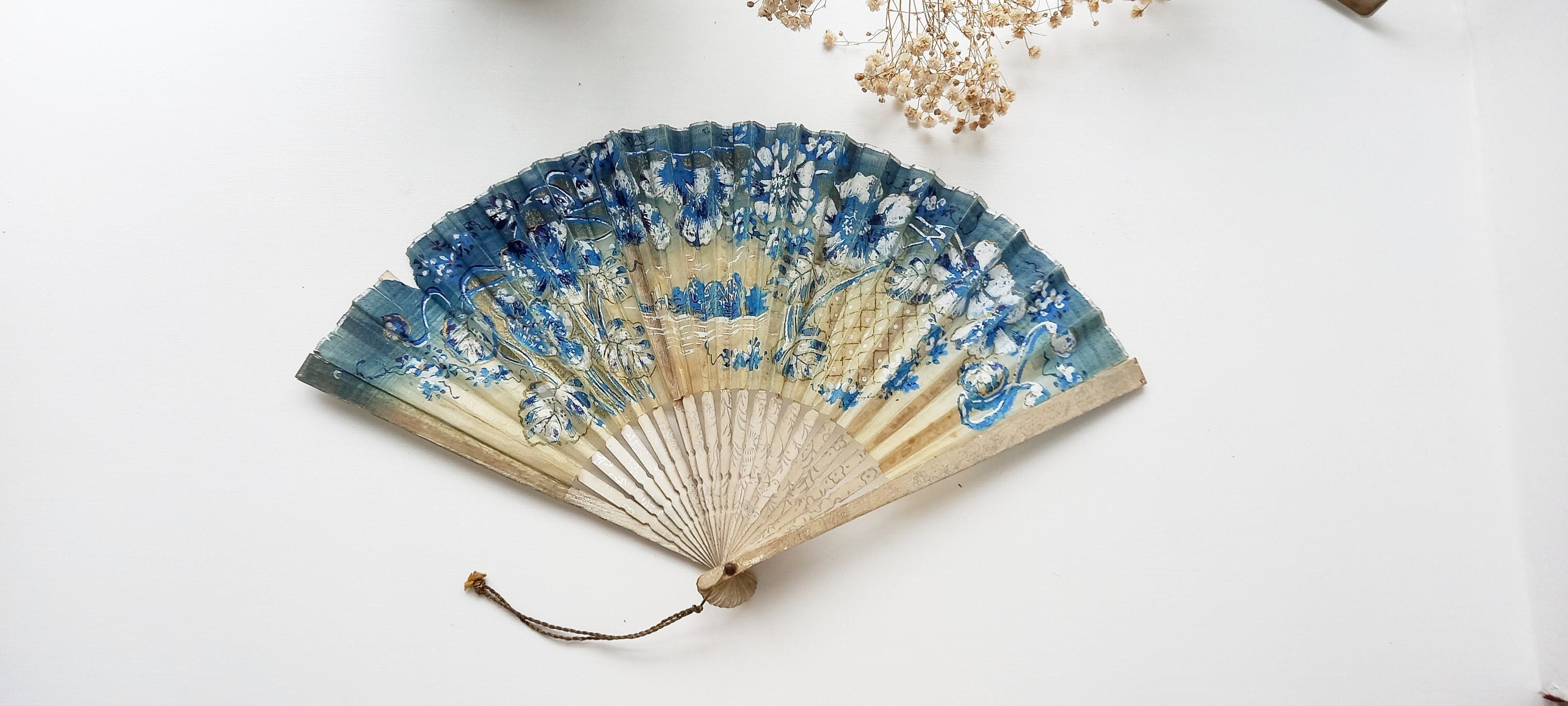 Vintage Fan ~ 1950's Hand Painted Paper Hand Fan ~ Blue and White With ...
