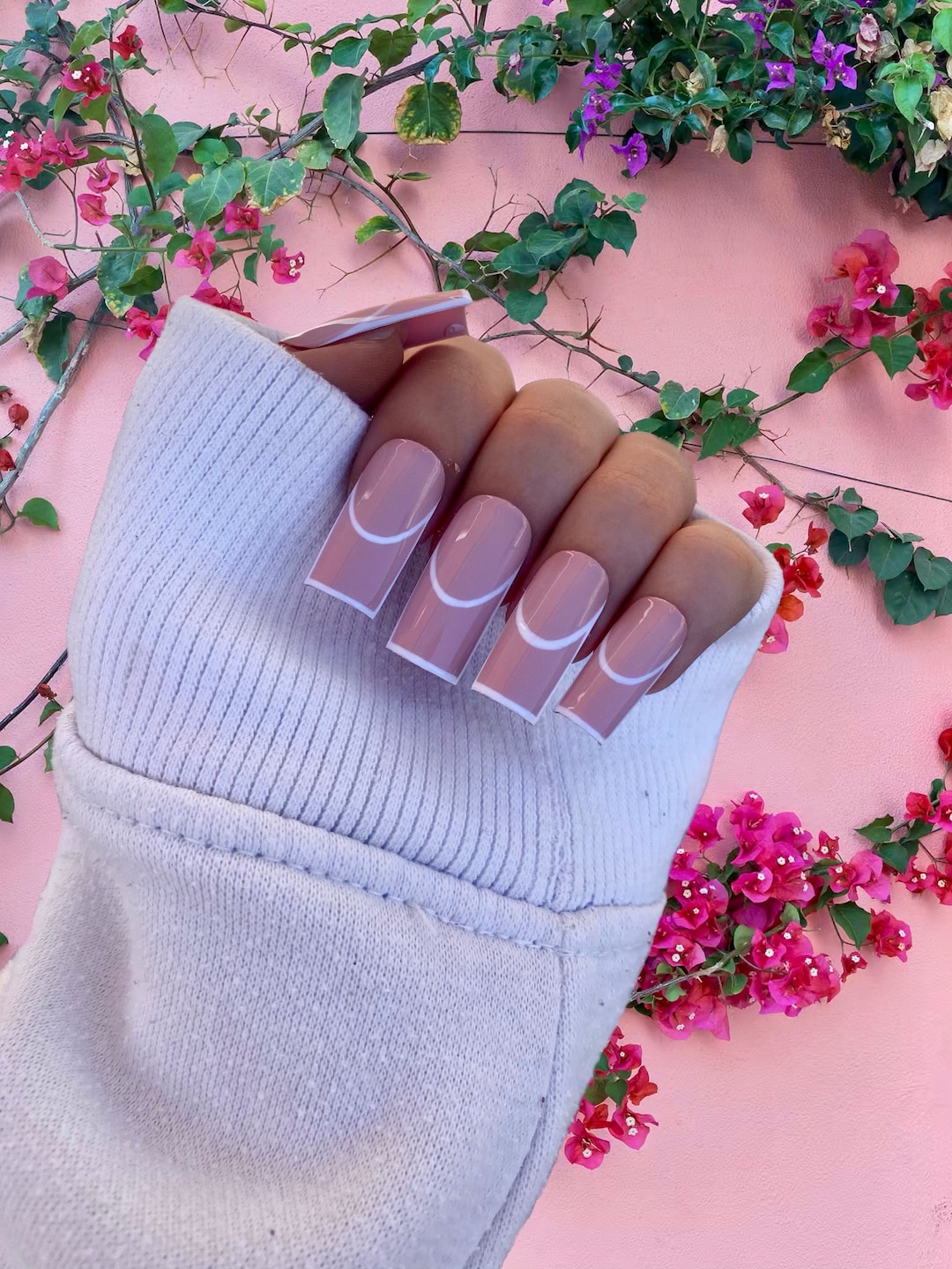 Pink French Tip Outline Nails Spring Summer Nails Celebrity Nails Hand ...