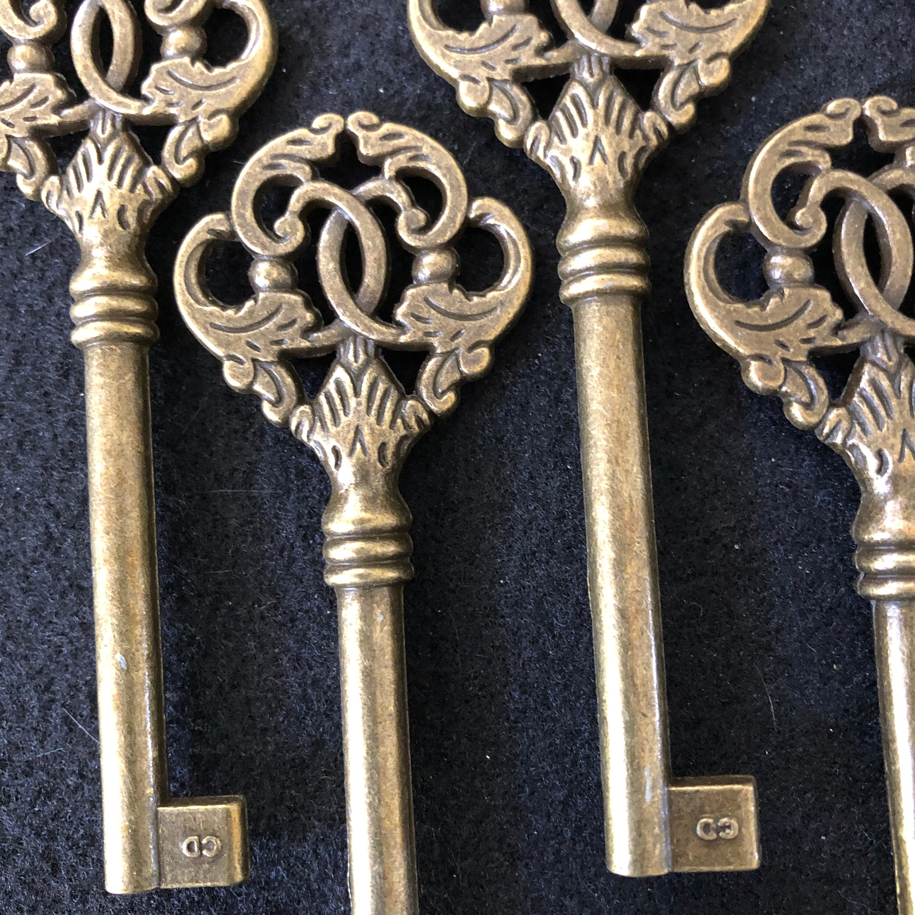 5 X-LARGE metal KEYS 3 1/2 ornate key Wedding Antiqued | Etsy