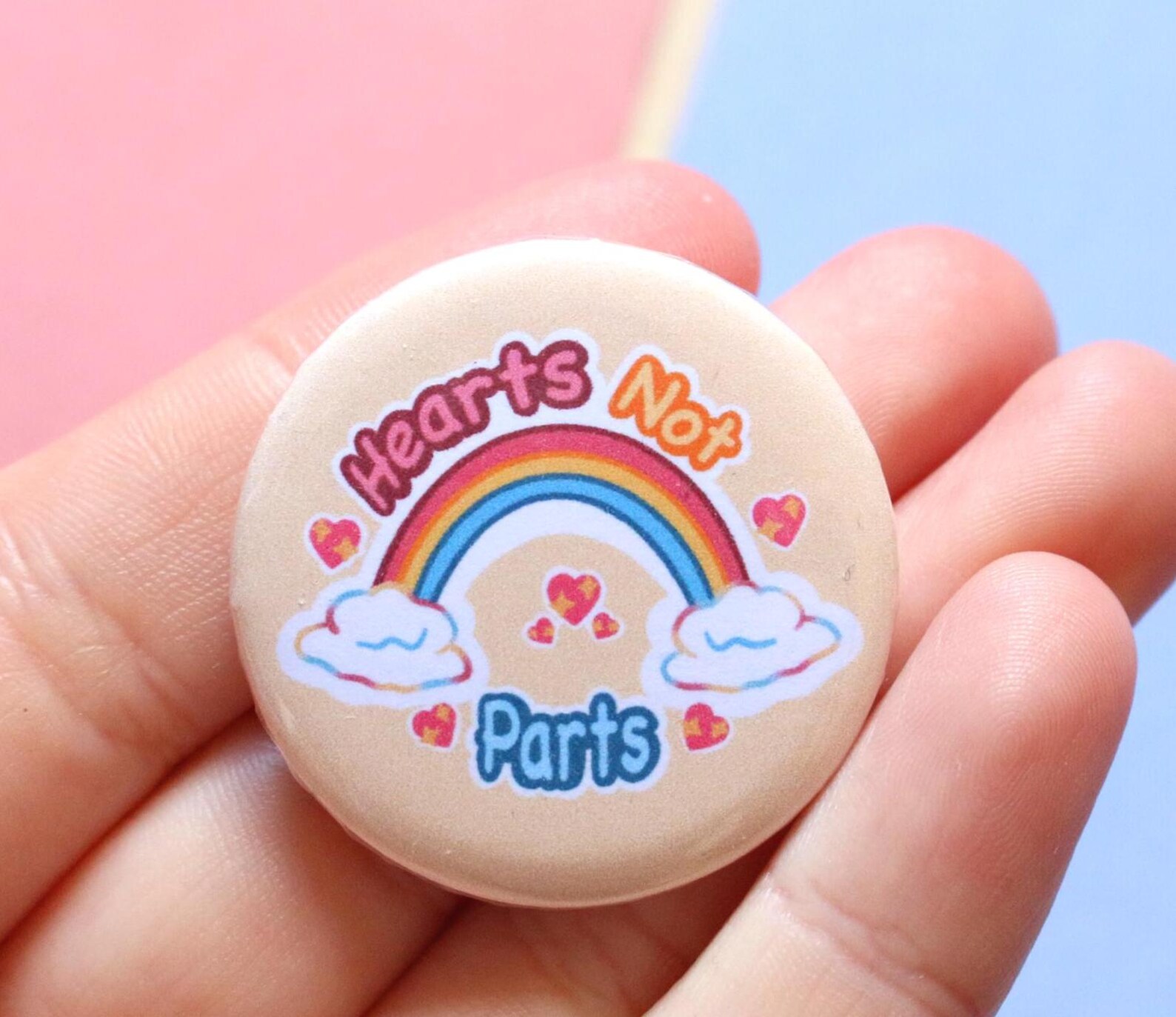 Badge fait main - Hearts Not Parts citation || illustration LGBT arc-en ...