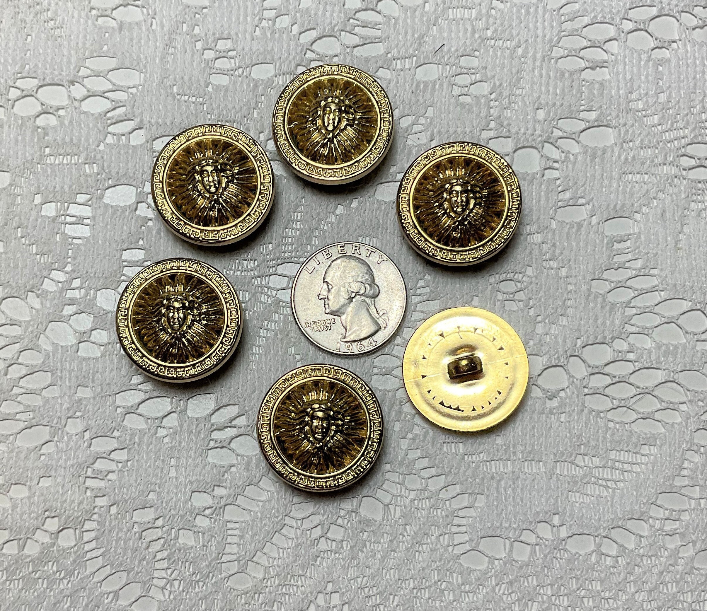 6 Vintage Plastic Medusa Buttons 40 Ligne - Etsy