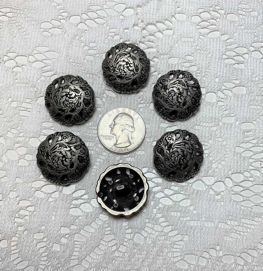 1 Dozen Vintage Plastic Italian Pierced Floral Design Buttons 40 Ligne ...