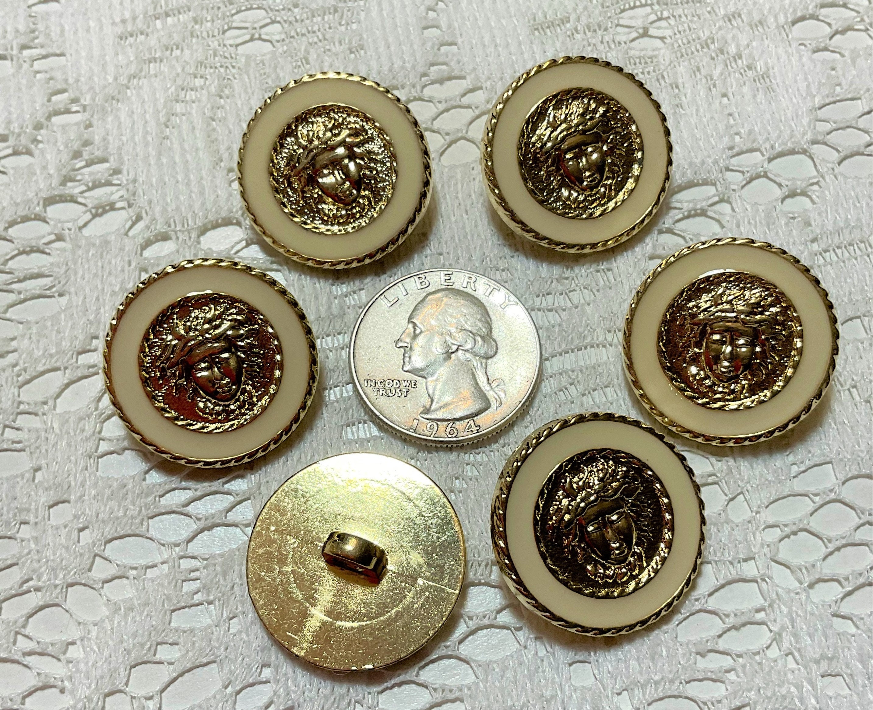 6 Vintage Plastic Medusa Buttons 40 Ligne - Etsy