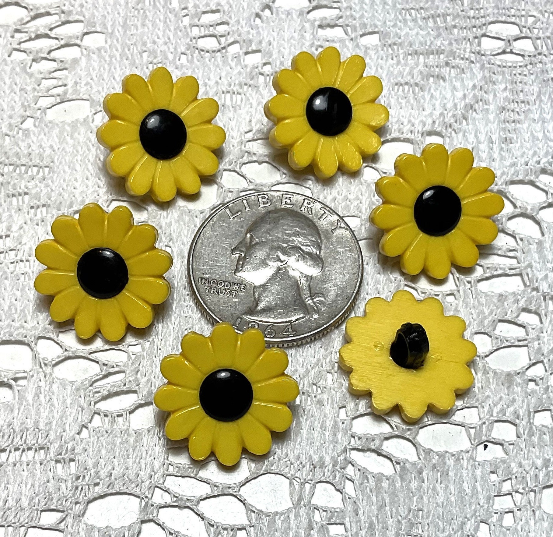 1 Dozen Vintage Plastic Daisy Buttons 32, 28 Ligne - Etsy