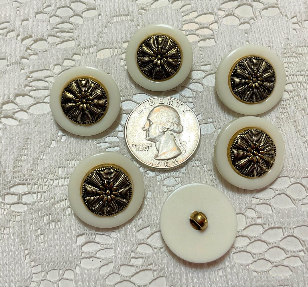 1 Dozen Vintage Plastic Daisy Buttons 28,34 Ligne - Etsy