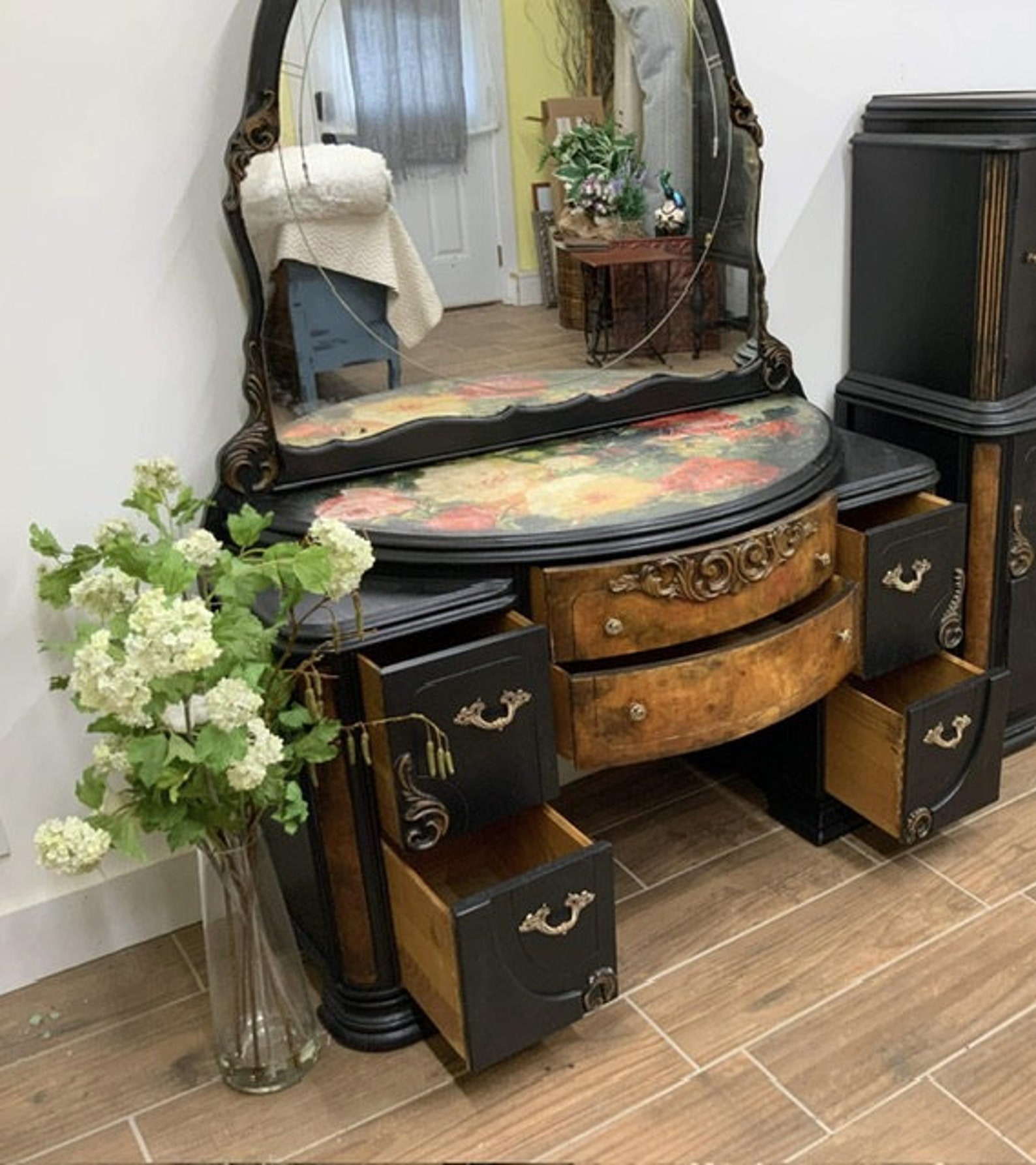 Vintage Vanity. Victorian Inspired Vanity Romantic Bedroom Black ...