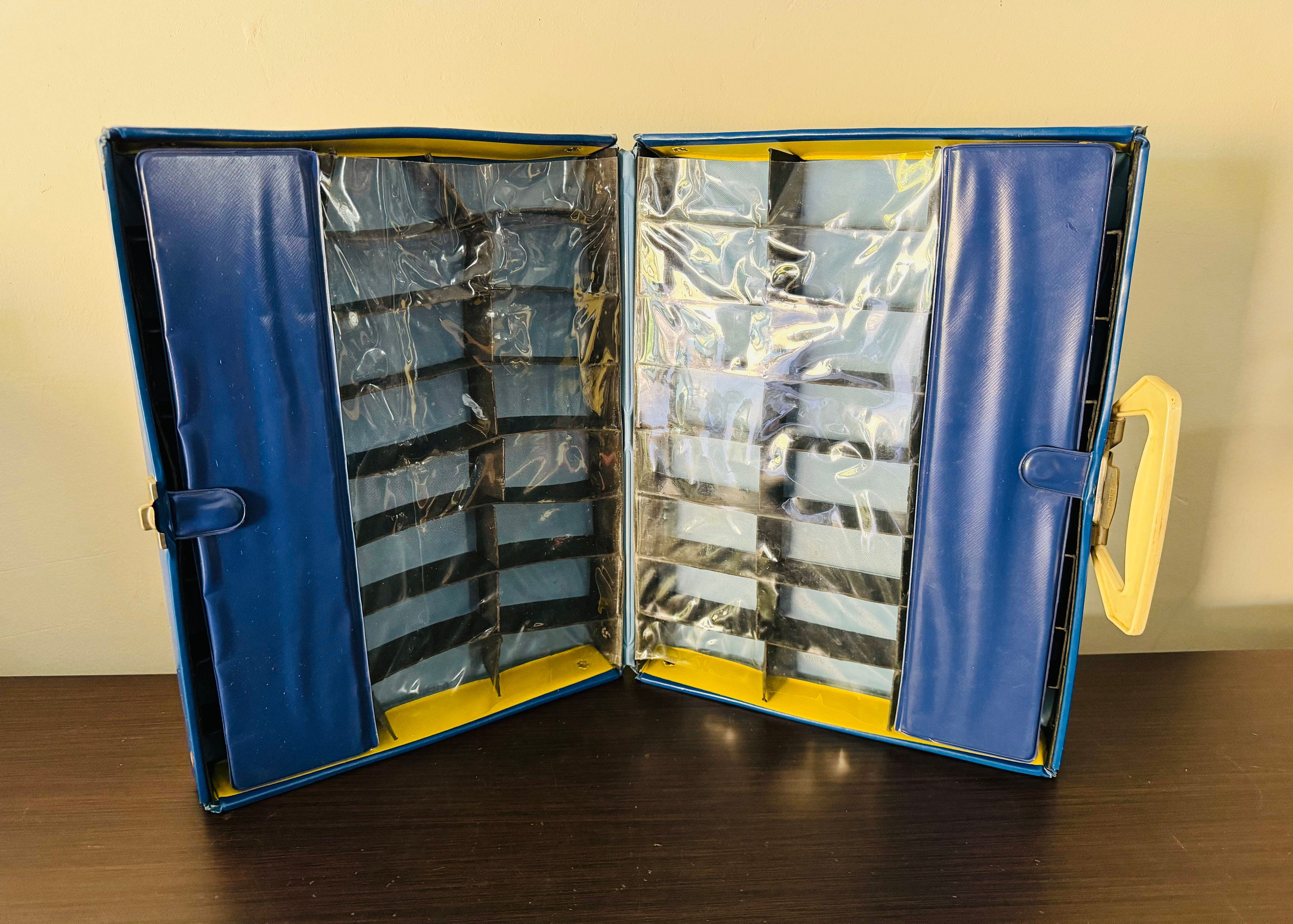 1960'a Official matchbox Collector's Case Carry Case Feature Car No. 41 ...