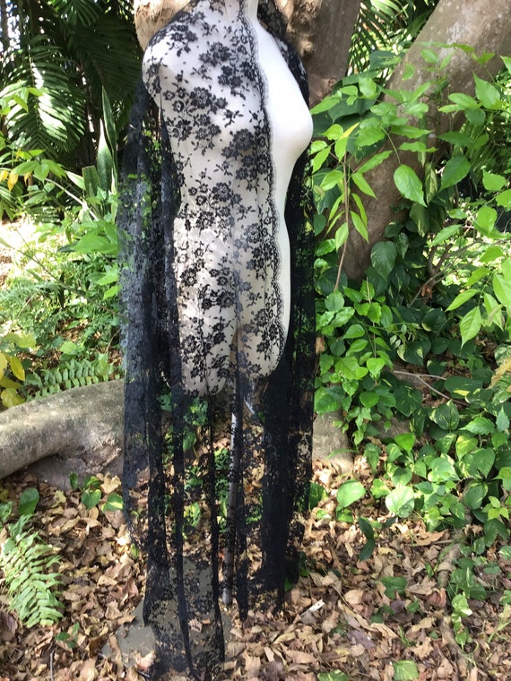Vintage Spanish Lace Mantila or shawl - Gem