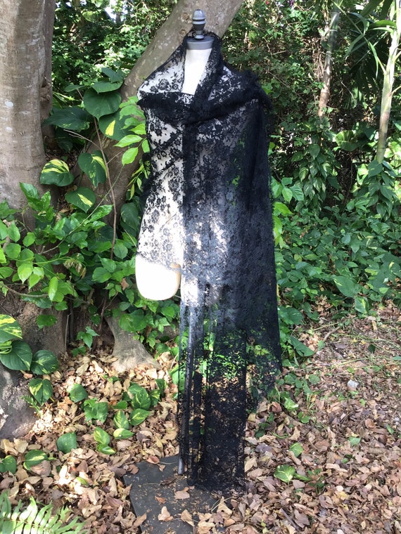 Vintage Spanish Lace Mantila or shawl - Gem