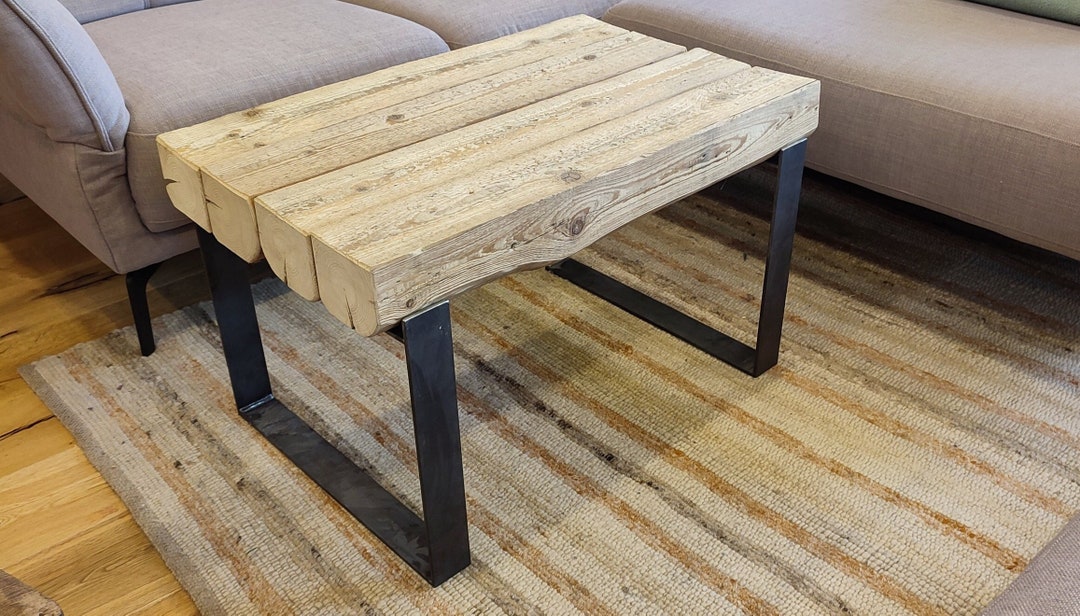 Table basse fabriquée à partir de poutres en bois récupérées. Vieux ...