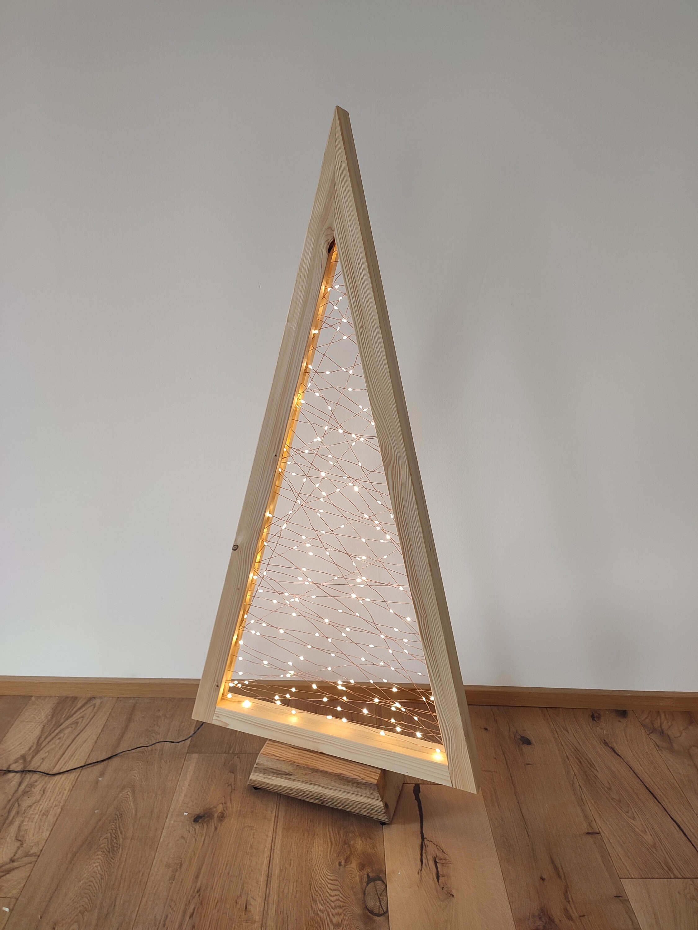 Weihnachtsbaum Holz. beleuchteter weihnachstbaum, weihnachtsdekoration ...