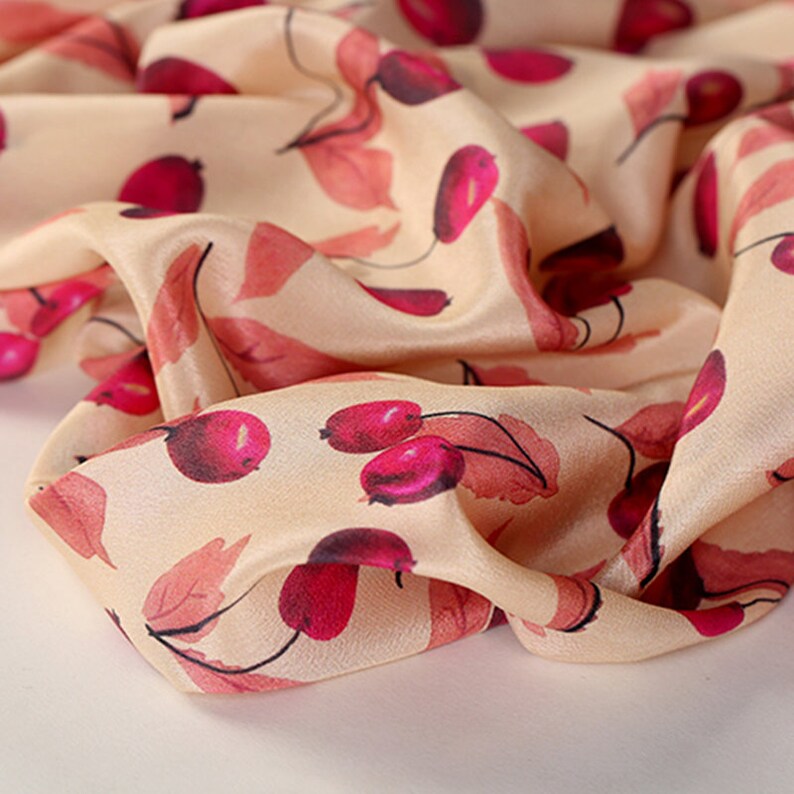 Red Small Flower Pattern Printed Fabric 100% Silk Crepe De Chine Fabric ...