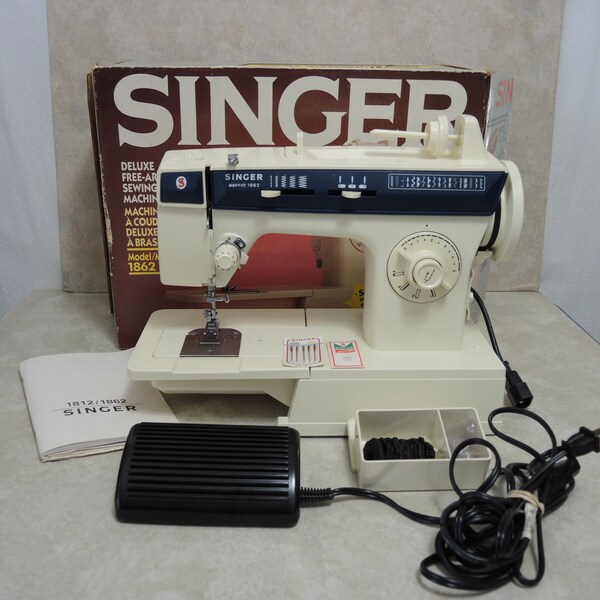 Vintage Singer Sewing Machine in Cabinet - Etsy