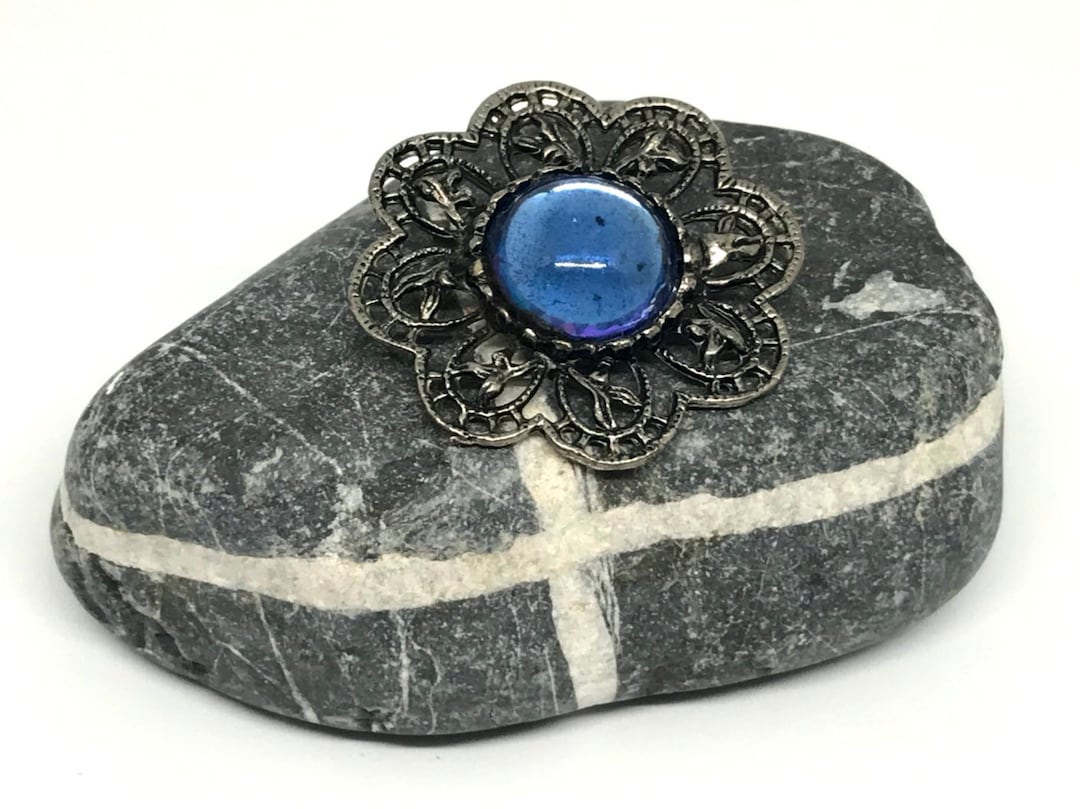 Bleu verre fleur broche broche vintage ton argent métal orné rond ...