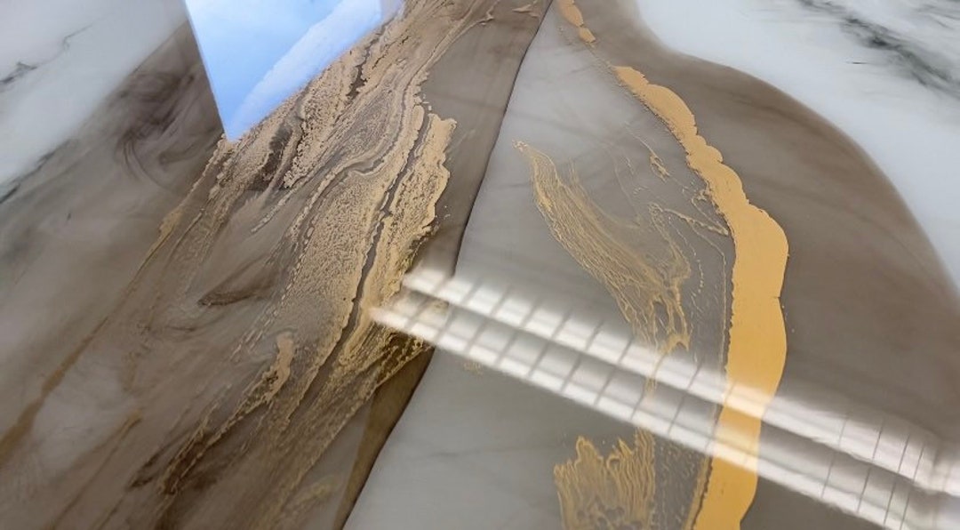 Table à manger époxy artisanale, art en résine coulée dor et design en ...