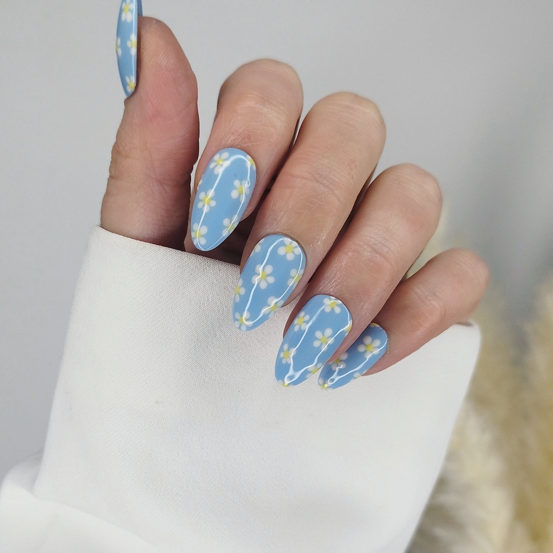 Press on Nails, Baby Blue Flower, Almond Coffin, Daisy Checkerboard ...