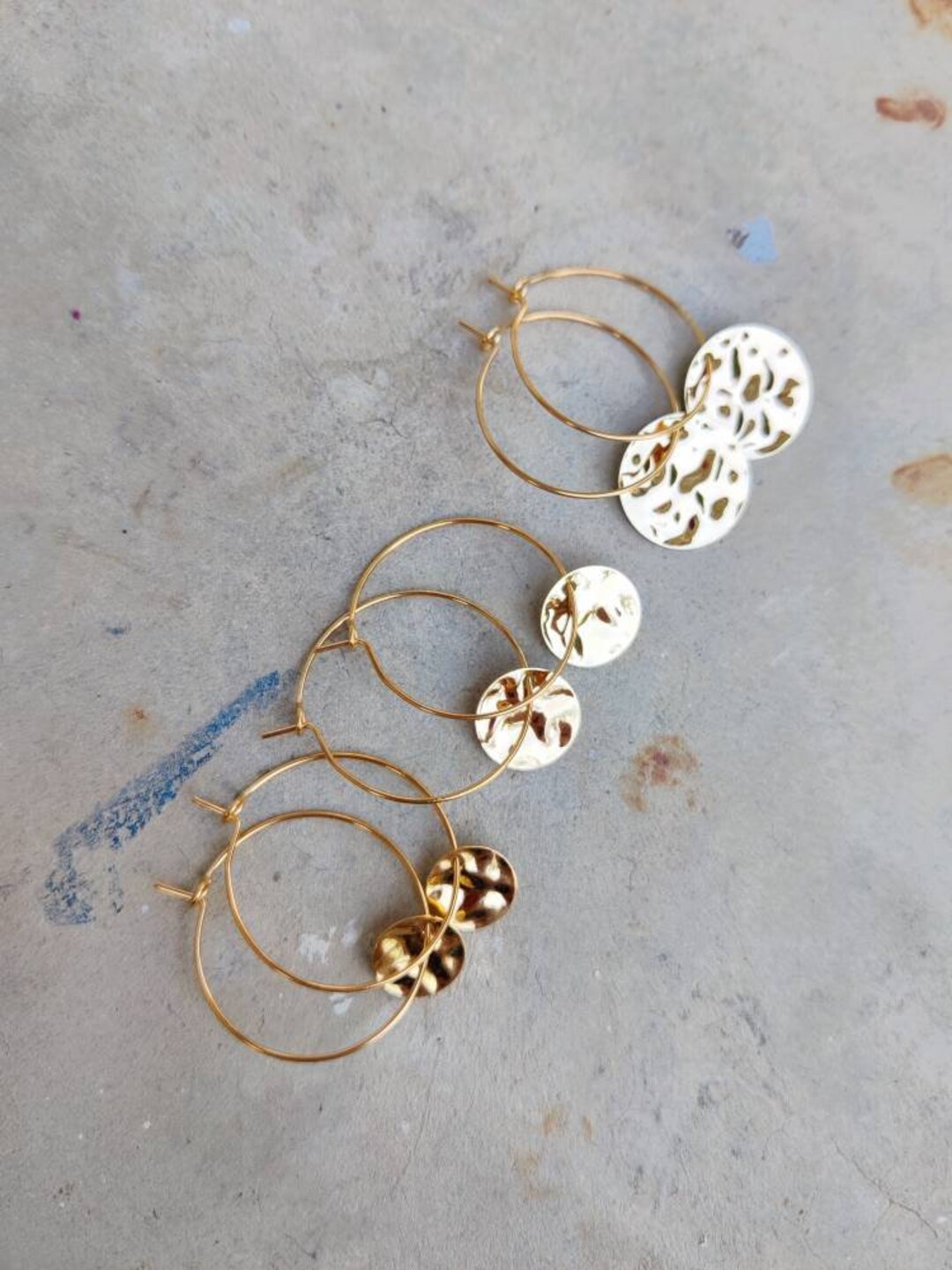 Créoles avec pastilles martelées plaqué or, taille au choix - Etsy France