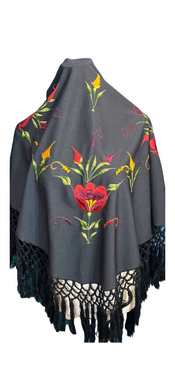 Mexican embroidered shawl - Gem