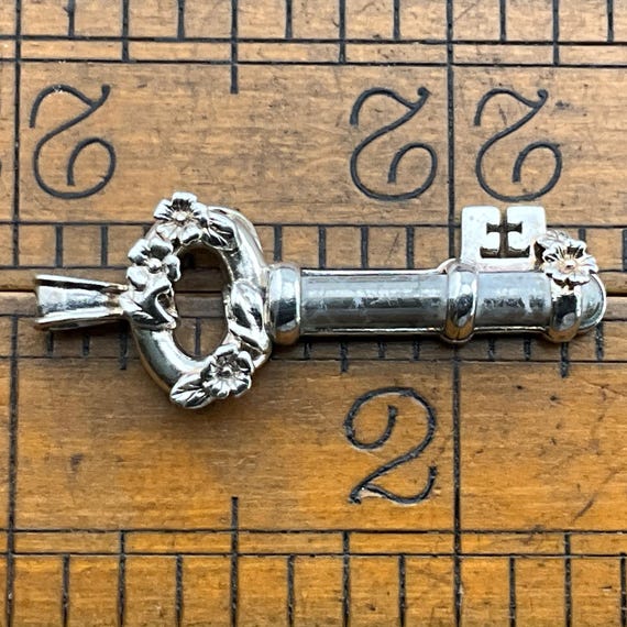 Genuine Theo Fennell 18ct White Gold Floral Key Penda… - Gem