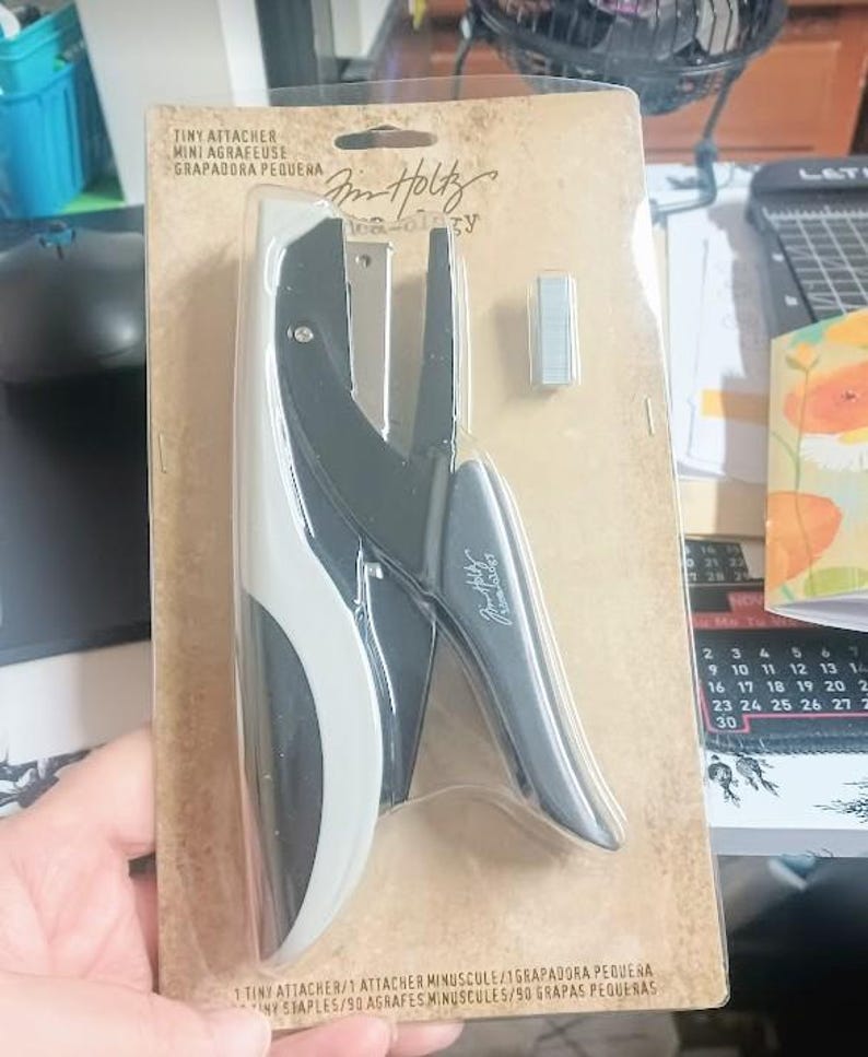 Tim Holtz Idea-ology Tiny Attacher Stapler With 100 Tiny 1/8 X 1/4 ...