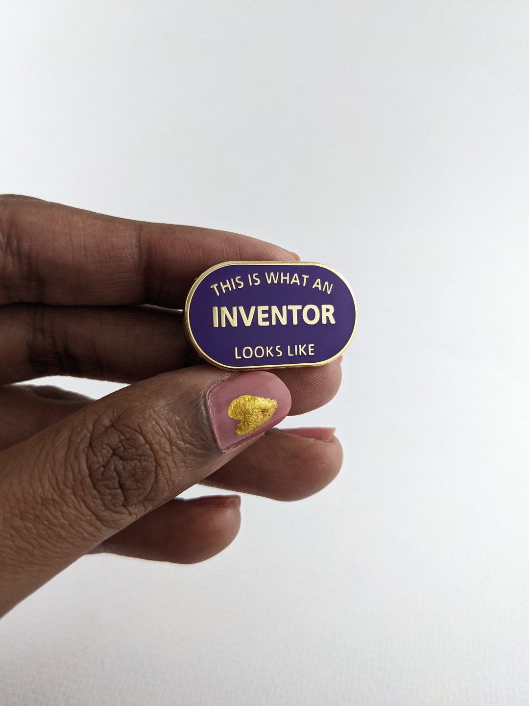 Dit is hoe een uitvinder eruit ziet emaille pin badge - paars &goud ...
