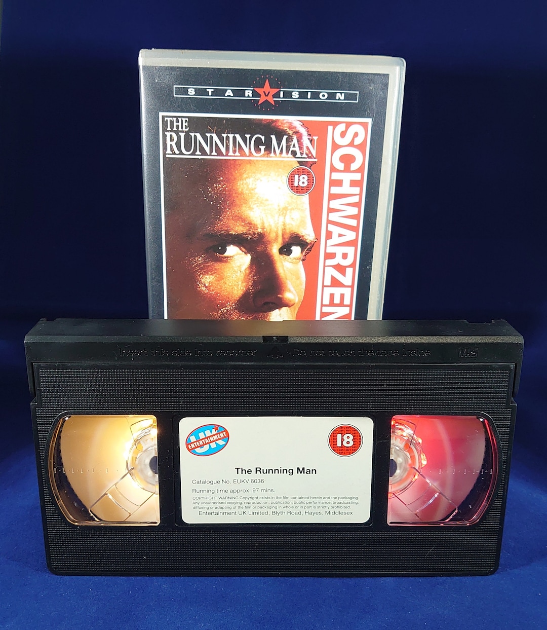 Running man VHS luz nocturna en amarillo y rojo Arnold Schwarzenegger ...