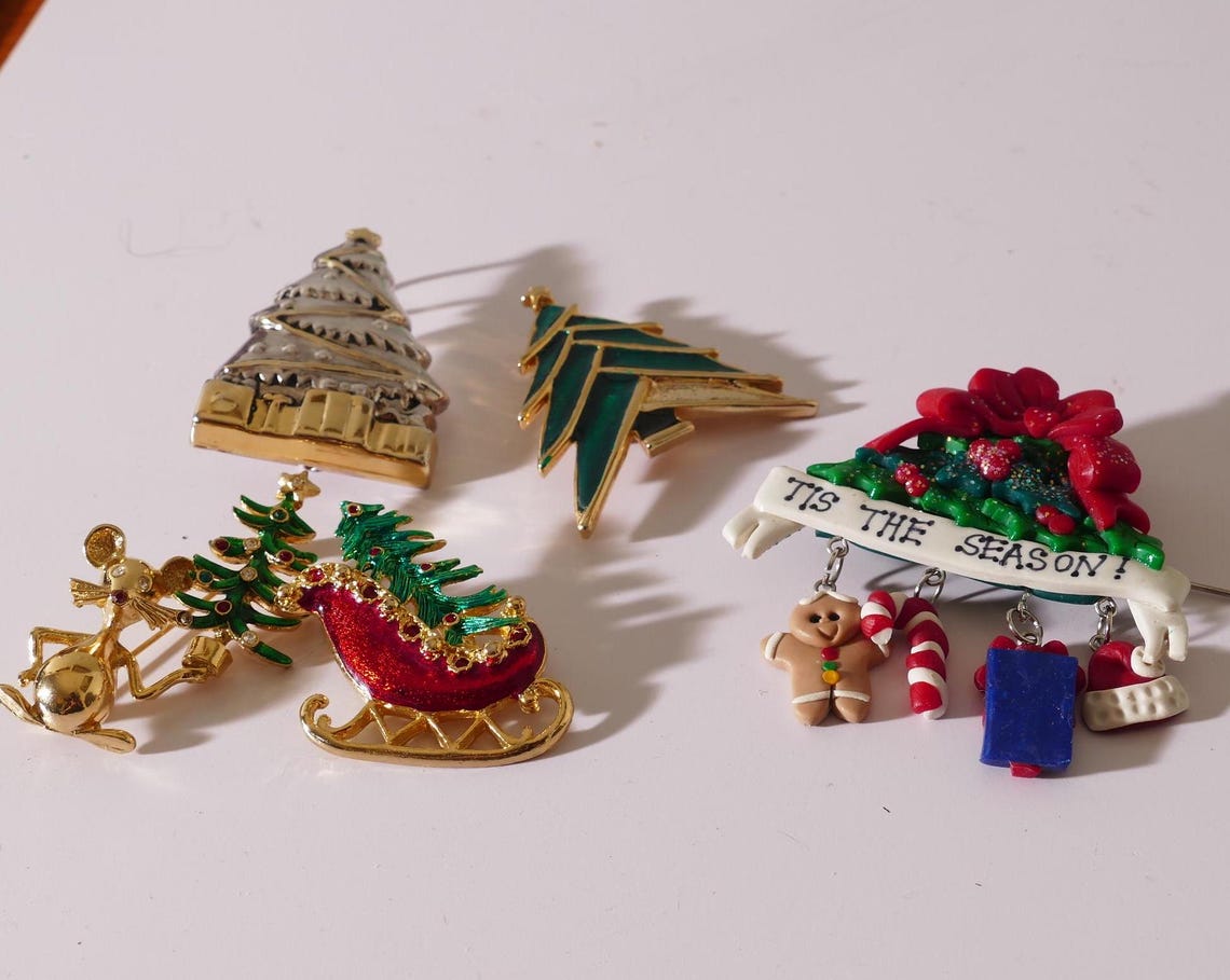 Lot of Nice Christmas Pins, Christmas Trees, Mouse , Sleigh Santa, More ...