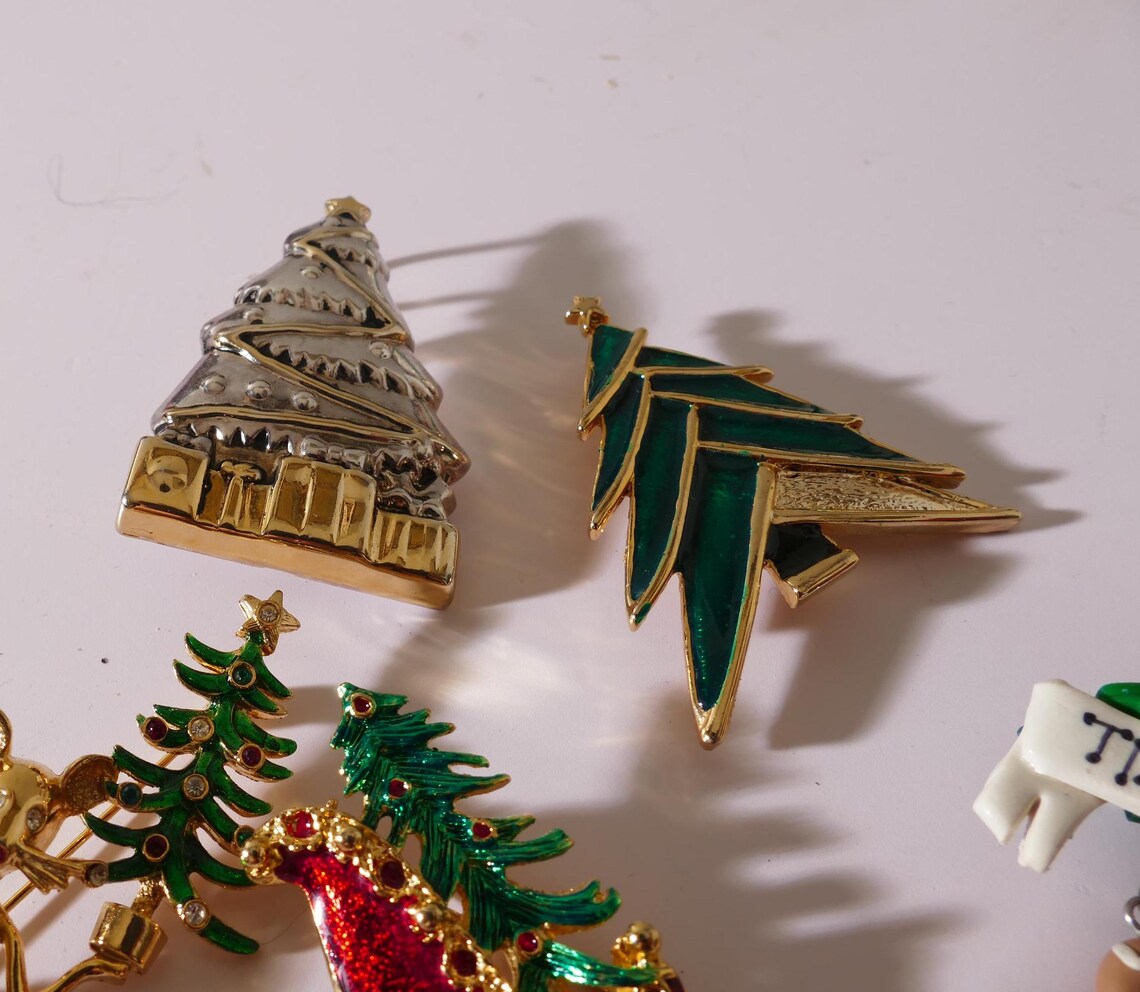 Lot of Nice Christmas Pins, Christmas Trees, Mouse , Sleigh Santa, More ...