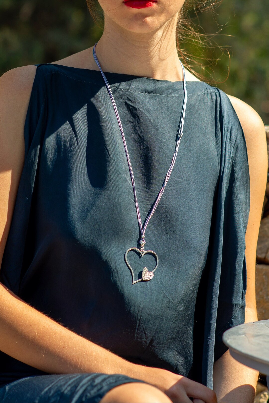 Delicado collar de plata con doble corazón y colgante de cordón sedoso ...