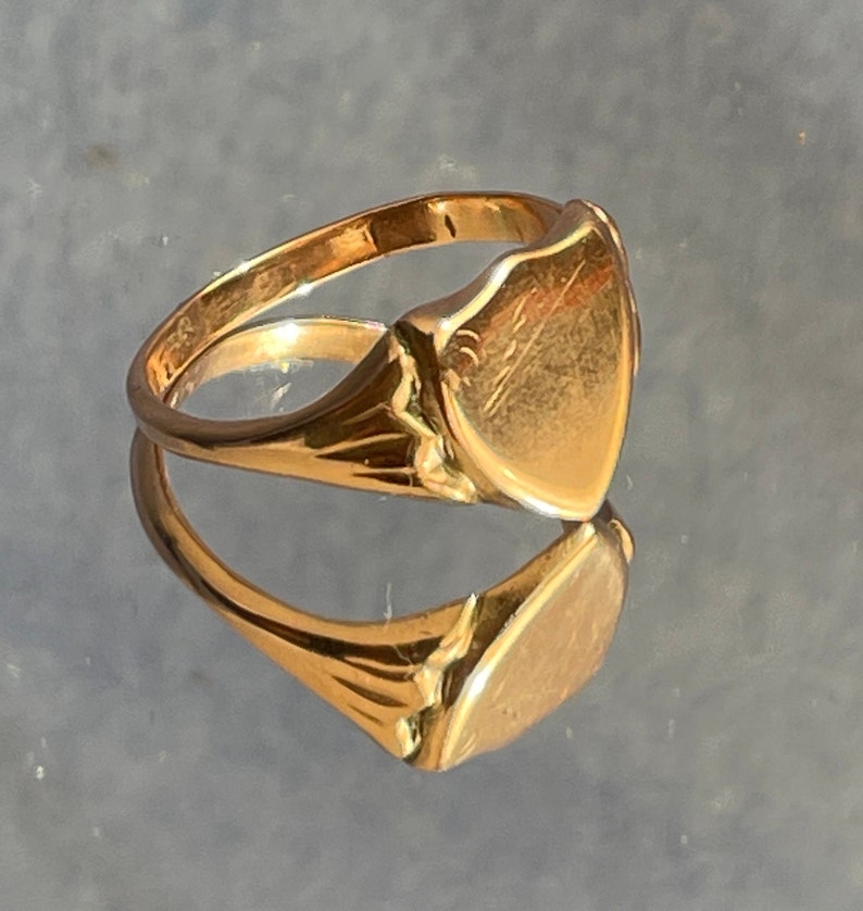 9ct Gold Shield Signet Ring 4.16grams Size T 1/2 US 9 3/4. Vintage Rose ...