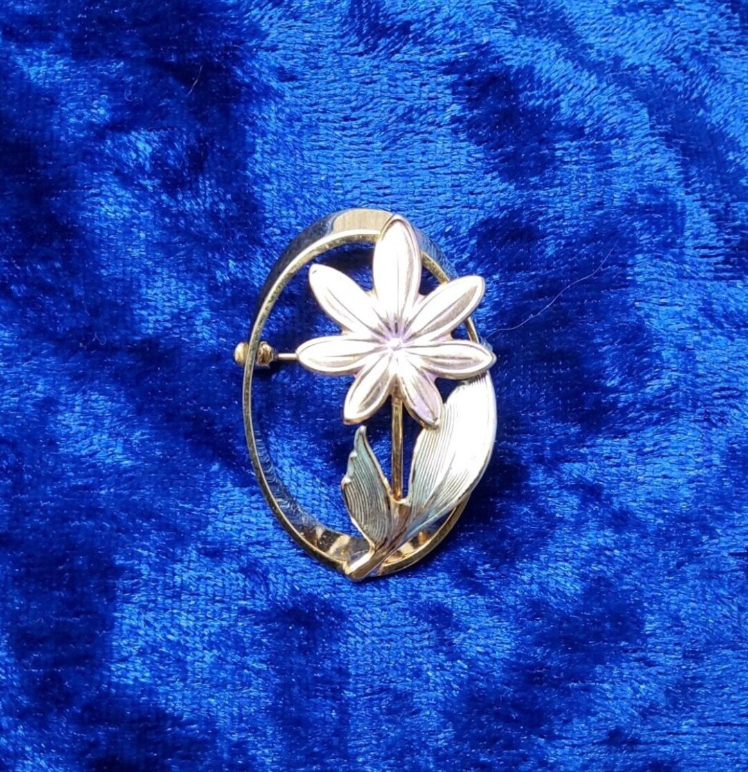 Vintage Beautiful Oval Gold Tone Whisp of Lavender Flower Open See ...