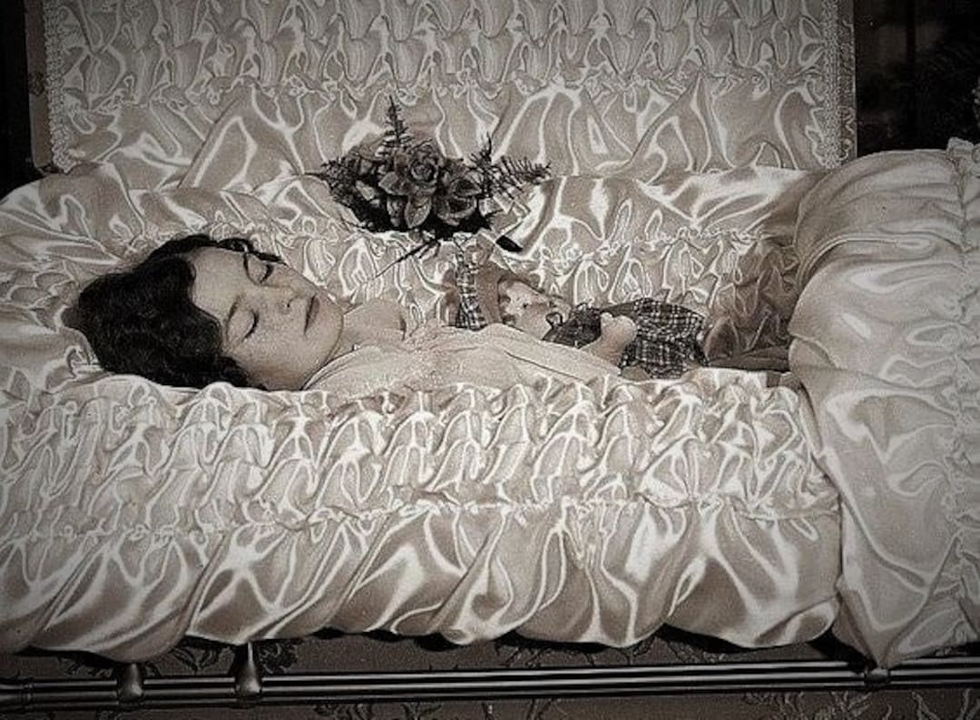 Postmortem, Death Casket, Vintage Family Photo Deceased Dead Girl ...