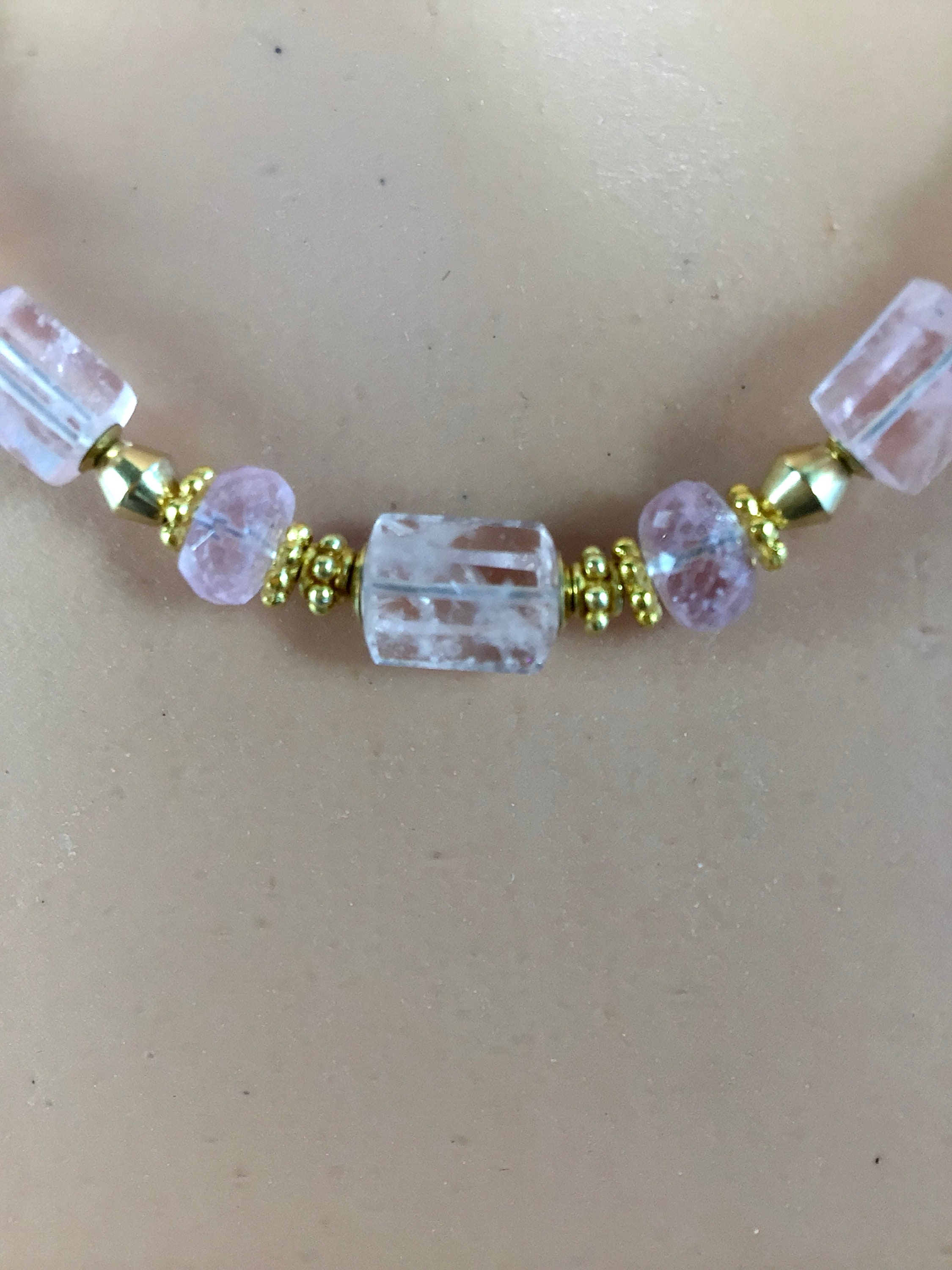 Collier morganite rose avec cristaux rose pâle taillés en gradins. Les ...