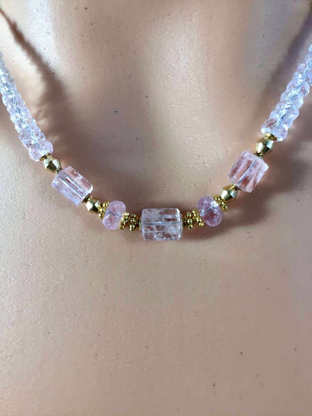 Collier morganite rose avec cristaux rose pâle taillés en gradins. Les ...